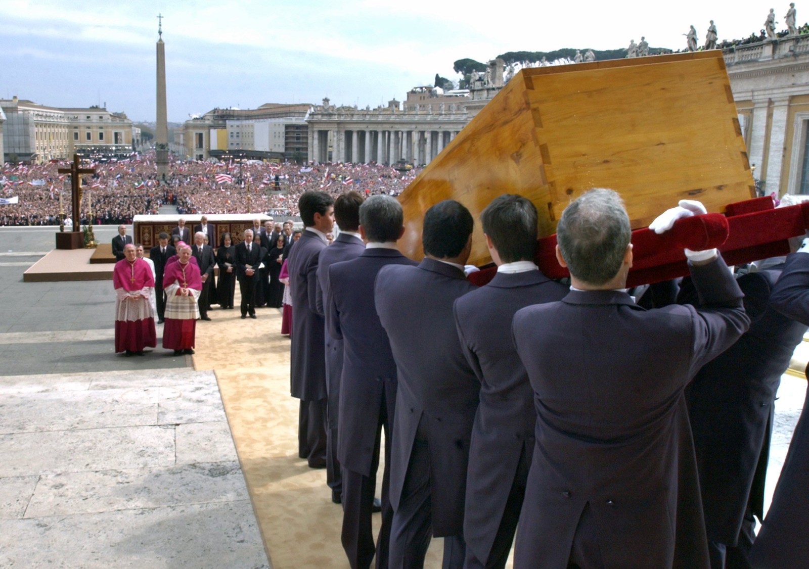 Bento XVI, então cardeal Joseph Ratzinger, celebrou funeral de João ...