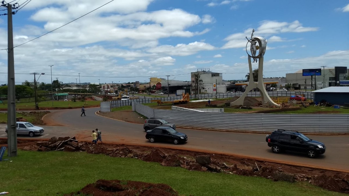 Avenida Dez de Dezembro, em Londrina, é parcialmente bloqueada durante ...