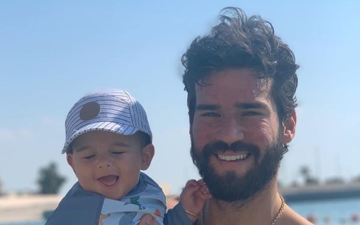 Goleiro Alisson Becker celebra aniversário de seu caçula com fotos ...