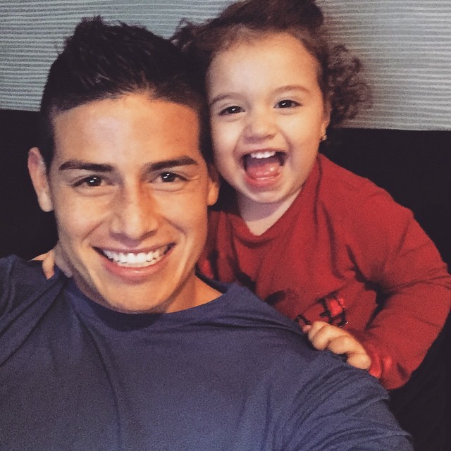 Em casa, James Rodríguez comemora título mundial com a filha | Blog ...