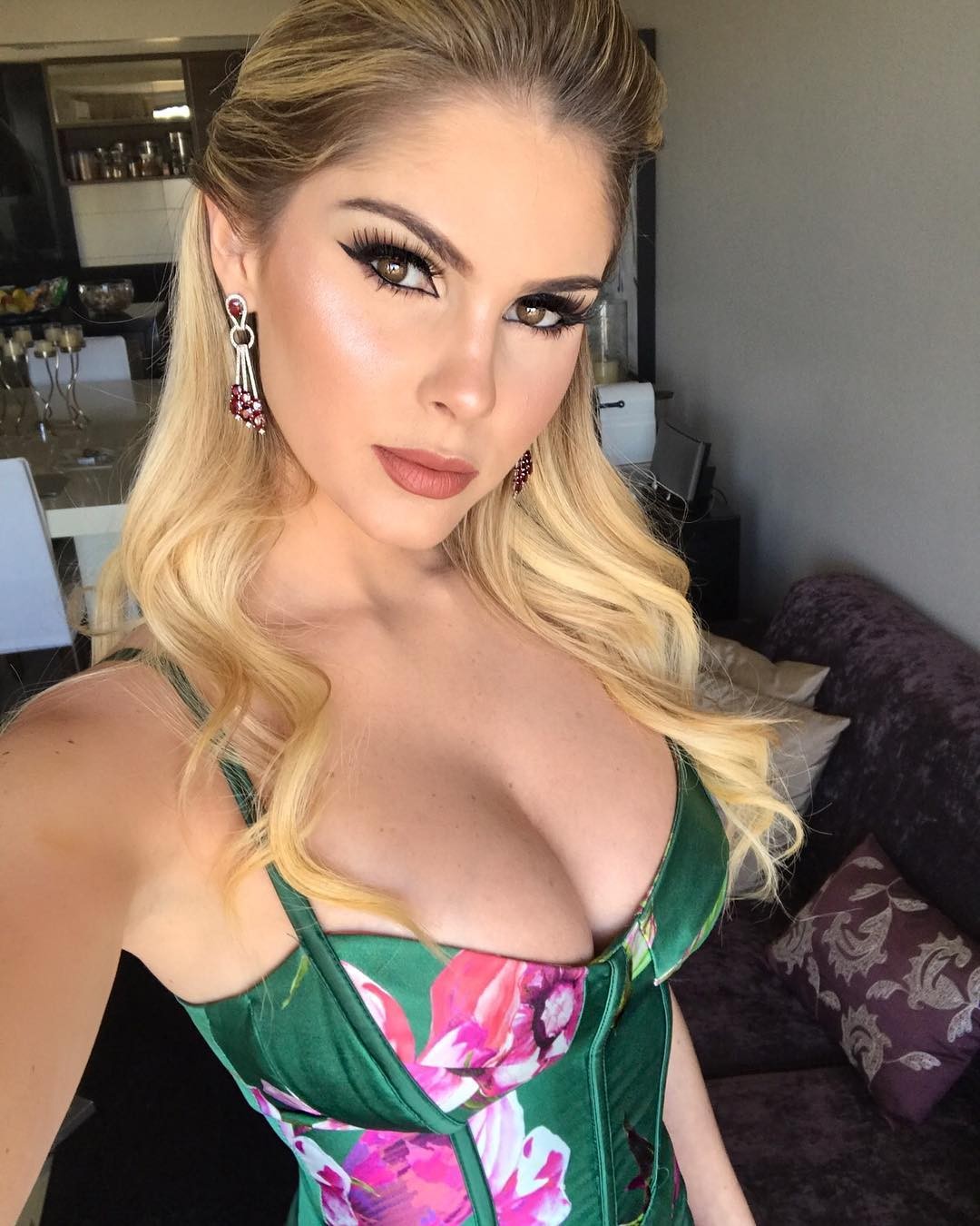 Bárbara Evans Exibe Decote Ousado Gq Musa