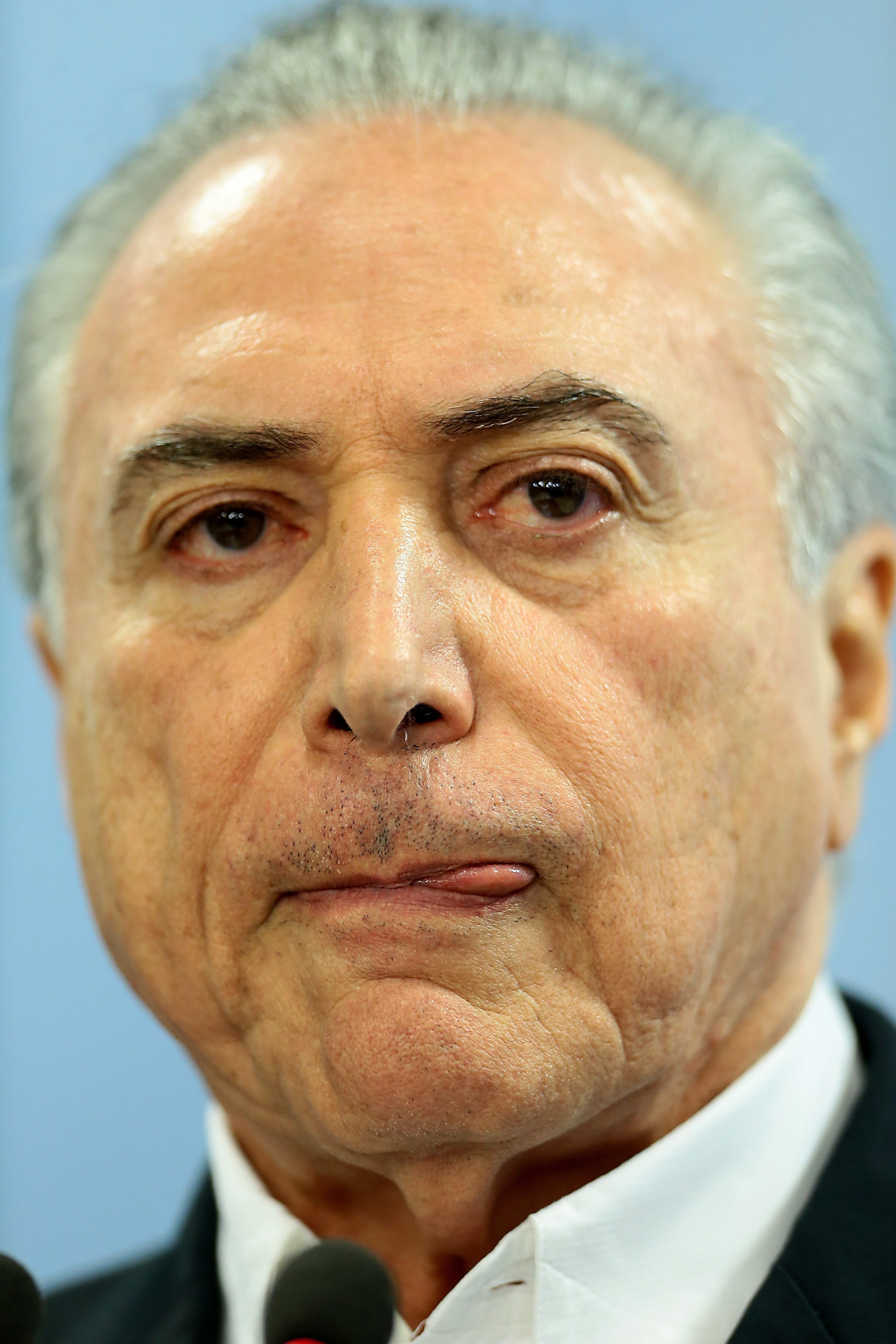 Faixa de 'Fora, Temer' em janela de apartamento do Rio pode acabar na ...