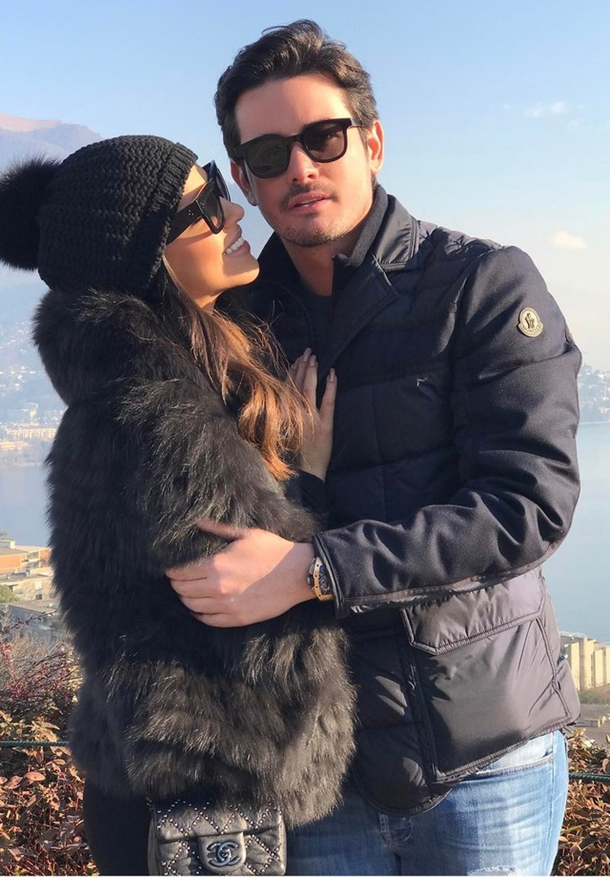 Mariana Rios e namorado curtem o frio da Suiça | Celebridades | vogue