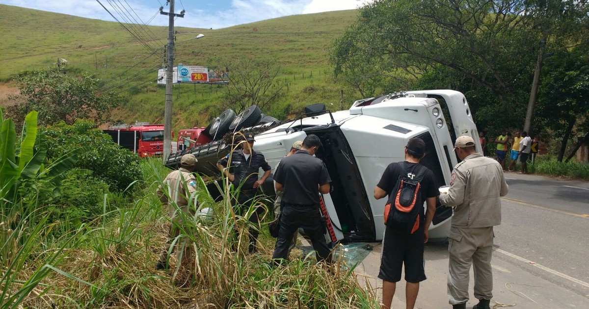 G1 - Carreta tomba e deixa motorista ferido na RJ-145, em Valença ...
