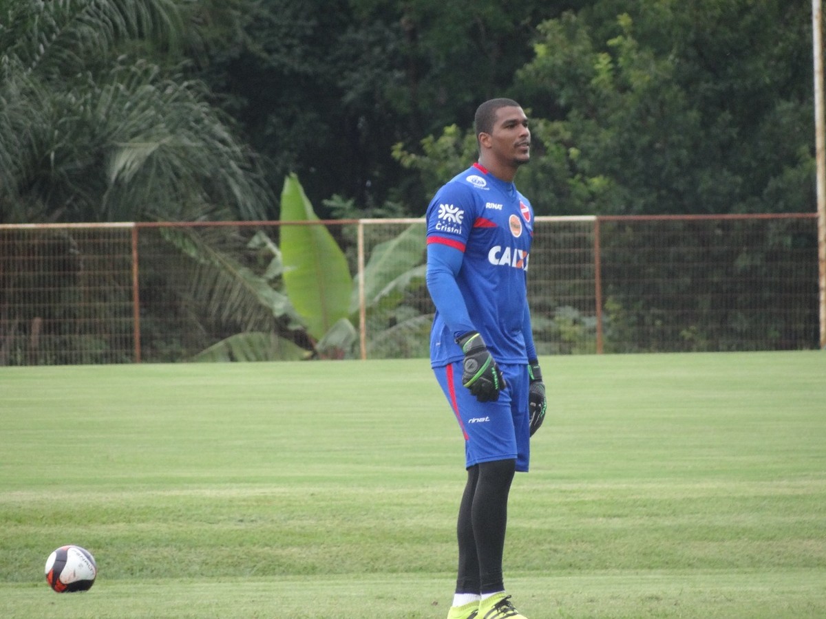 Elisson desembarca em Florianópolis para assinar com o Figueirense ...