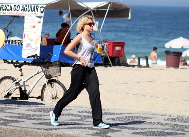 Bruna Linzmeyer surge de visual novo durante passeio na praia - Quem ...