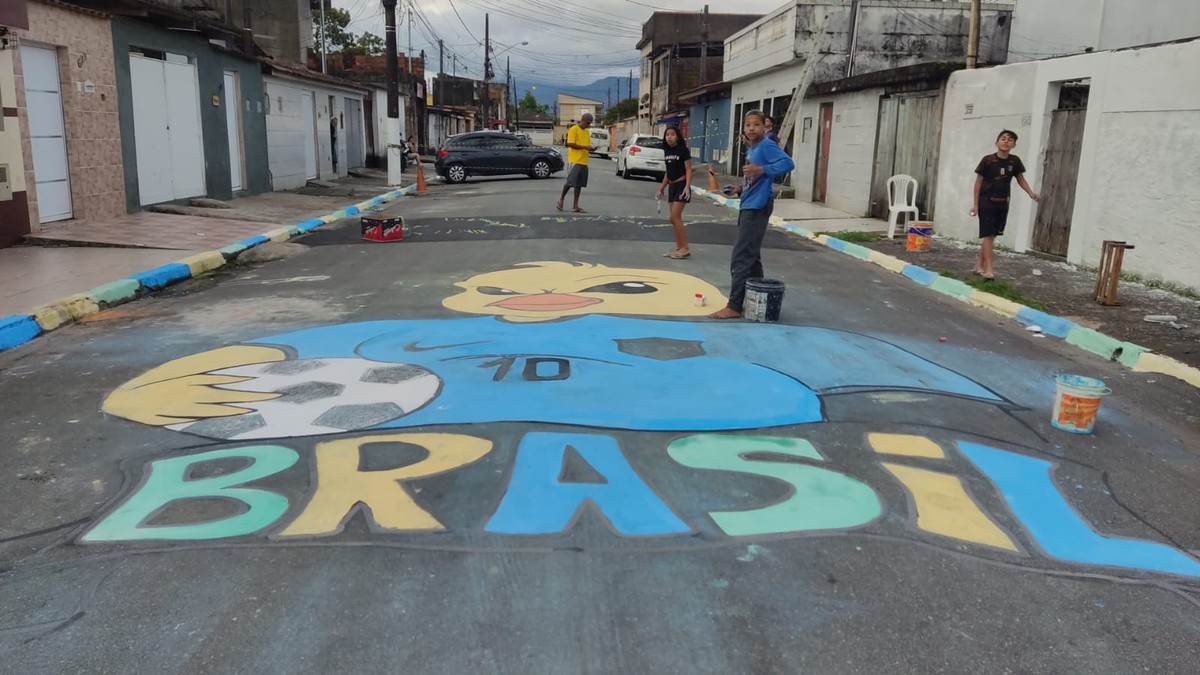 Morador resgata a tradição de enfeitar as ruas para Copa do Mundo em ...