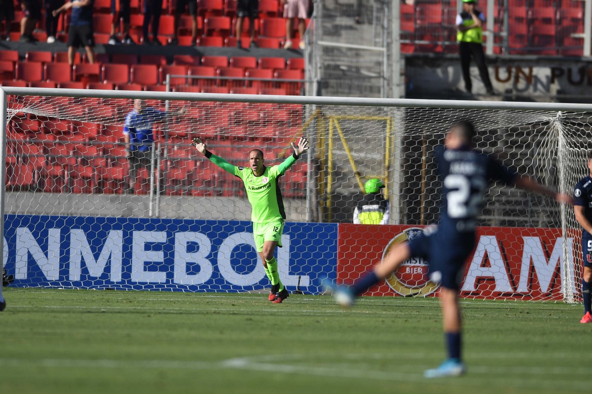 Lomba espera volta do futebol para virar goleiro com mais jogos de ...