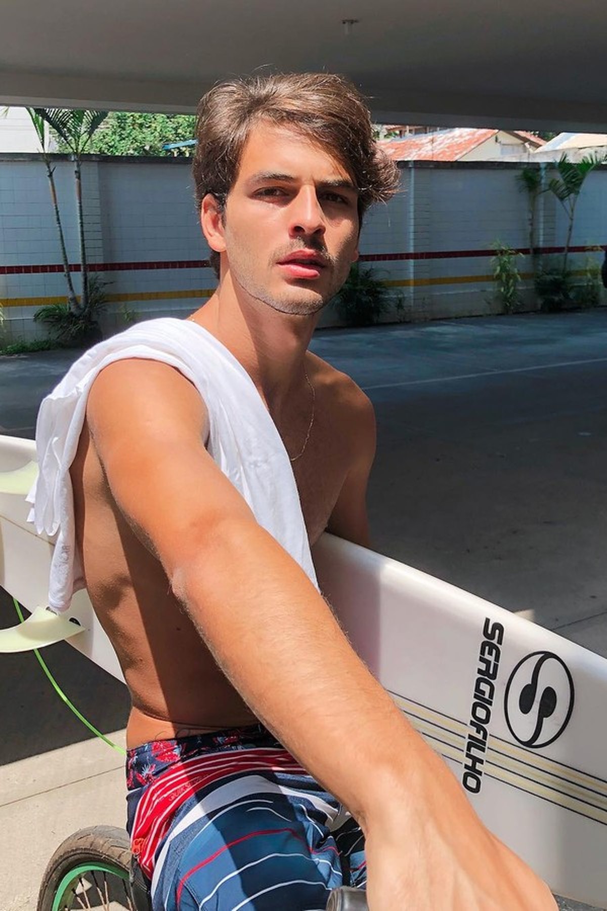 Brenno Leone curte manhã de surf no Rio: "Para lavar alma ...