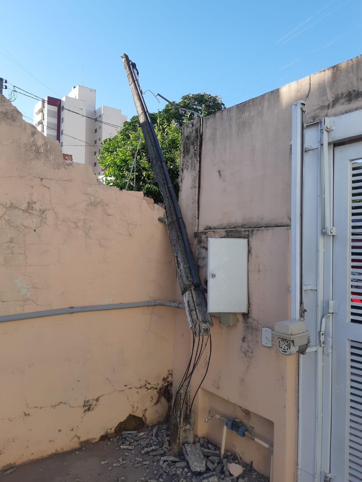 Adolescentes ficam feridas ao serem atingidas por parte de muro que ...