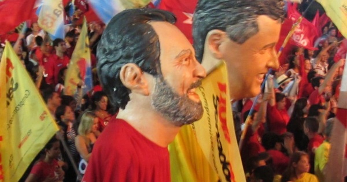 G1 - Em Brasília, militantes comemoram a eleição de Dilma e Agnelo ...