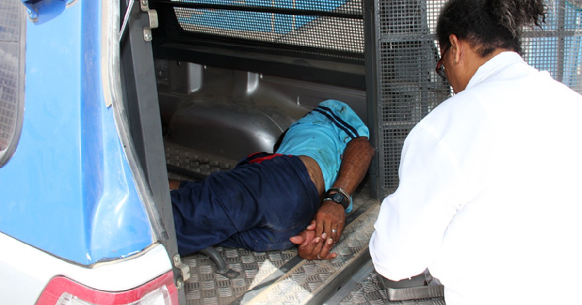 G1 - Policial tem parte do dedo arrancado enquanto tenta conter homem ...