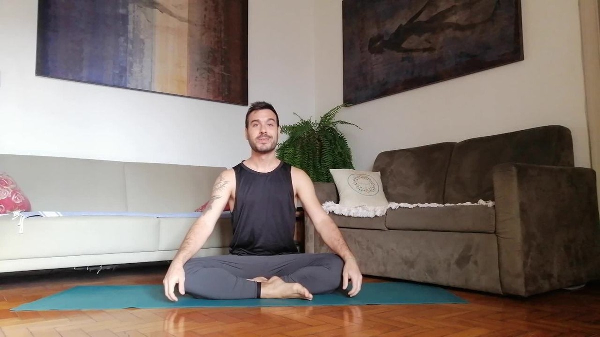 VÍDEO: professor de yoga ensina prática para estimular a resiliência no ...