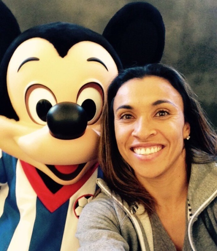 Marta encontra Mickey e distribui autógrafos por três horas na Disney ...