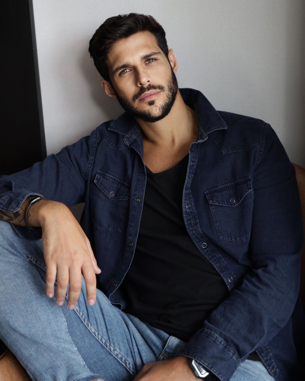 Rodrigo, do BBB 22, balança a cabeça e abre um dos olhos, diz boletim ...