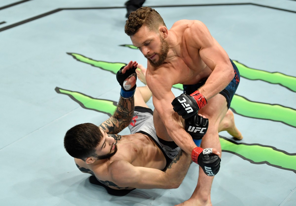 Matheus Nicolau começa bem, mas é nocauteado por Dustin Ortiz no UFC ...