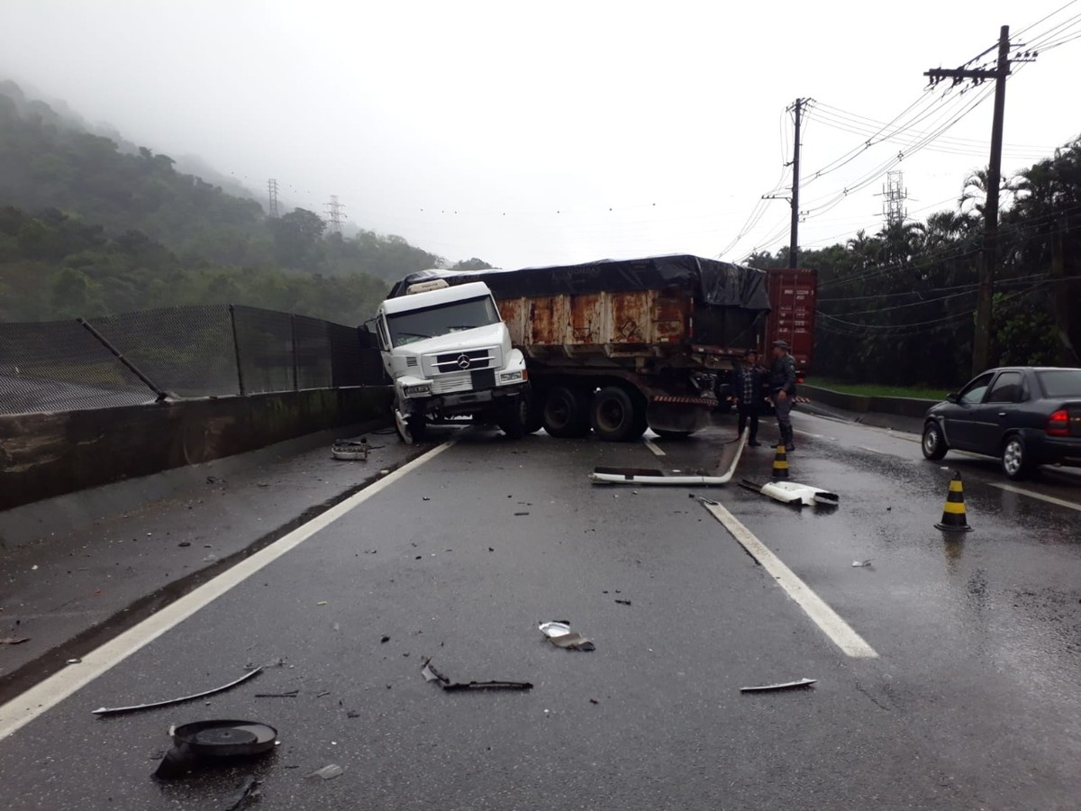 Acidente entre carreta e um carro causa congestionamento na Rodovia ...