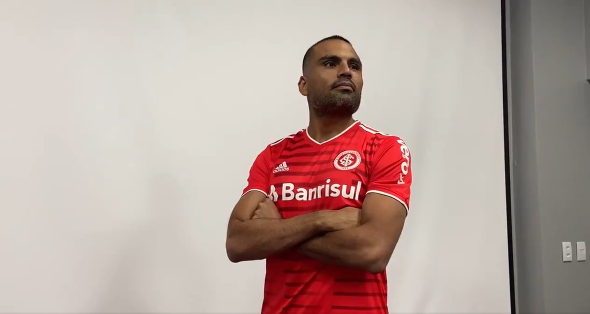Reforço do Inter, Gabriel Mercado chega a Porto Alegre e vai ao CT pela ...