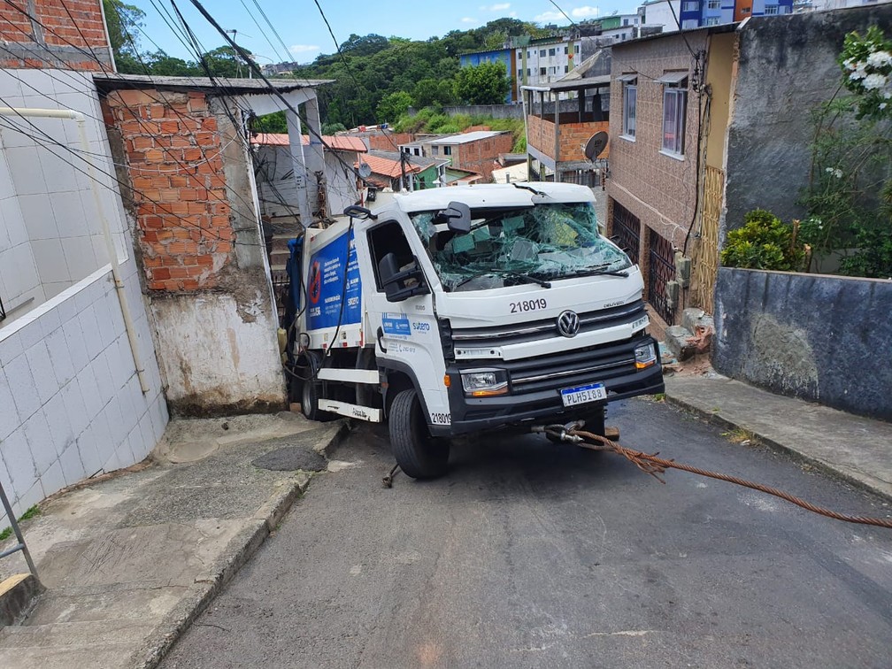 Caminhão de lixo desgovernado tomba e atinge imóvel no bairro do Cabula, em Salvador | Bahia | G1