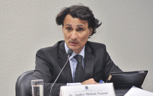 Com poucas perguntas, André Nassar encerra depoimento na comissão do impeachment - Revista Globo ...