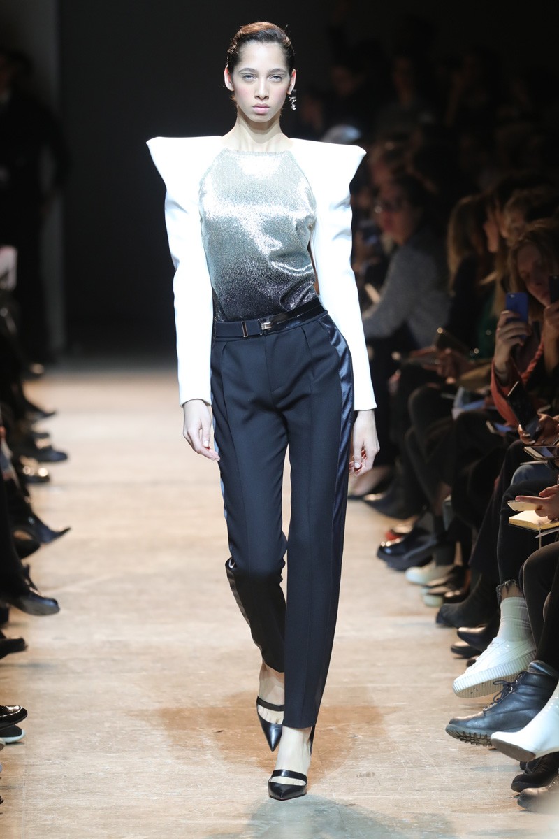 Mugler passeia em seu habitat natural com inverno 2018 oitentista ...