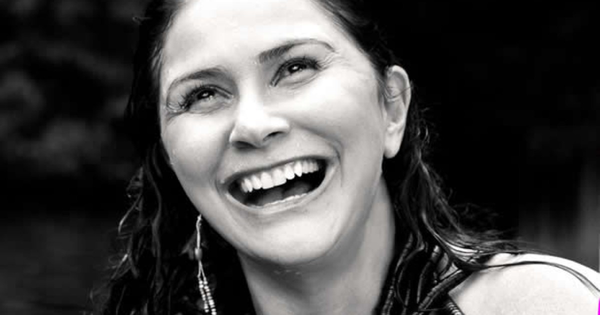 G1 - Fafá de Belém faz show acústico com voz e piano no Teatro Castro ...