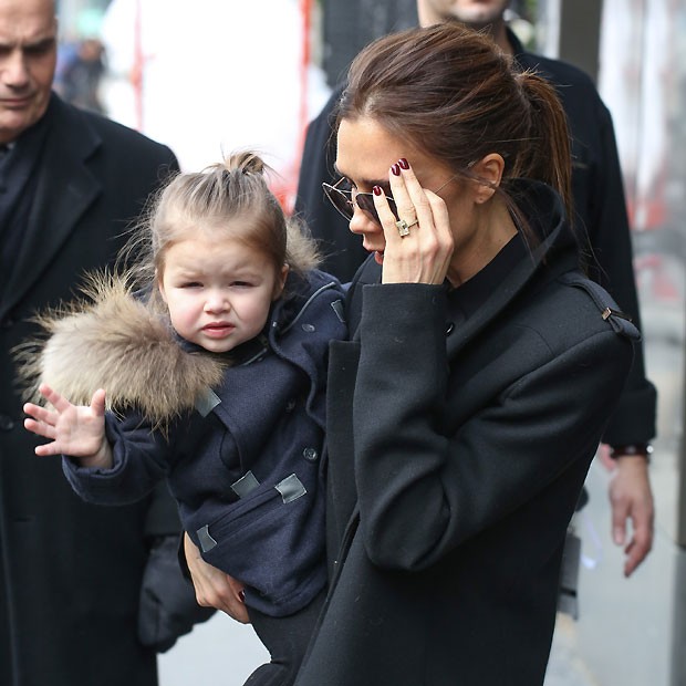 Own! Harper Seven acena para paparazzi em passeio com Victoria Beckham ...