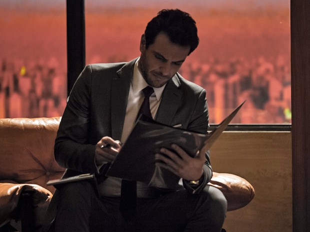 Alex (Rodrigo Lombardi) vê foto de Angel (Camila Queiroz) e afirma: ‘É ...