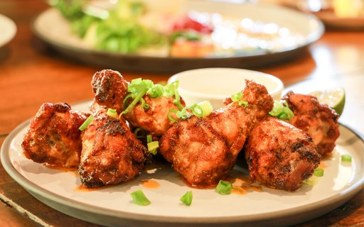 Descubra como preparar uma receita de frango na cerveja - Revista Marie ...