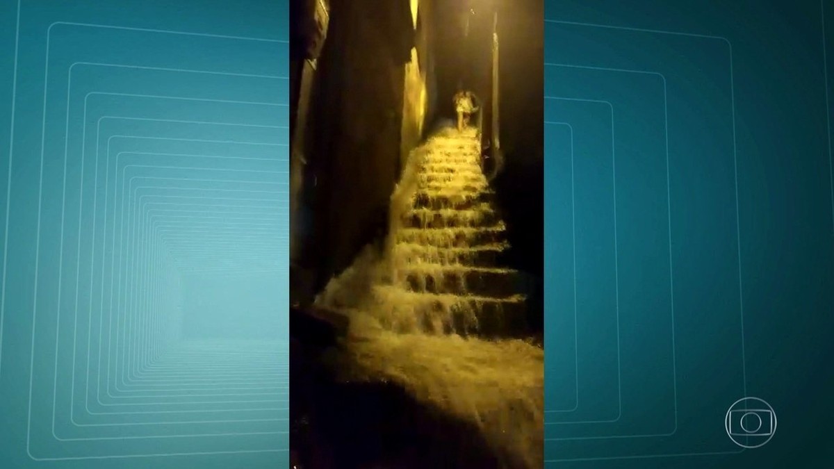Vazamento de água faz escadaria virar 'cachoeira' na favela da Rocinha ...