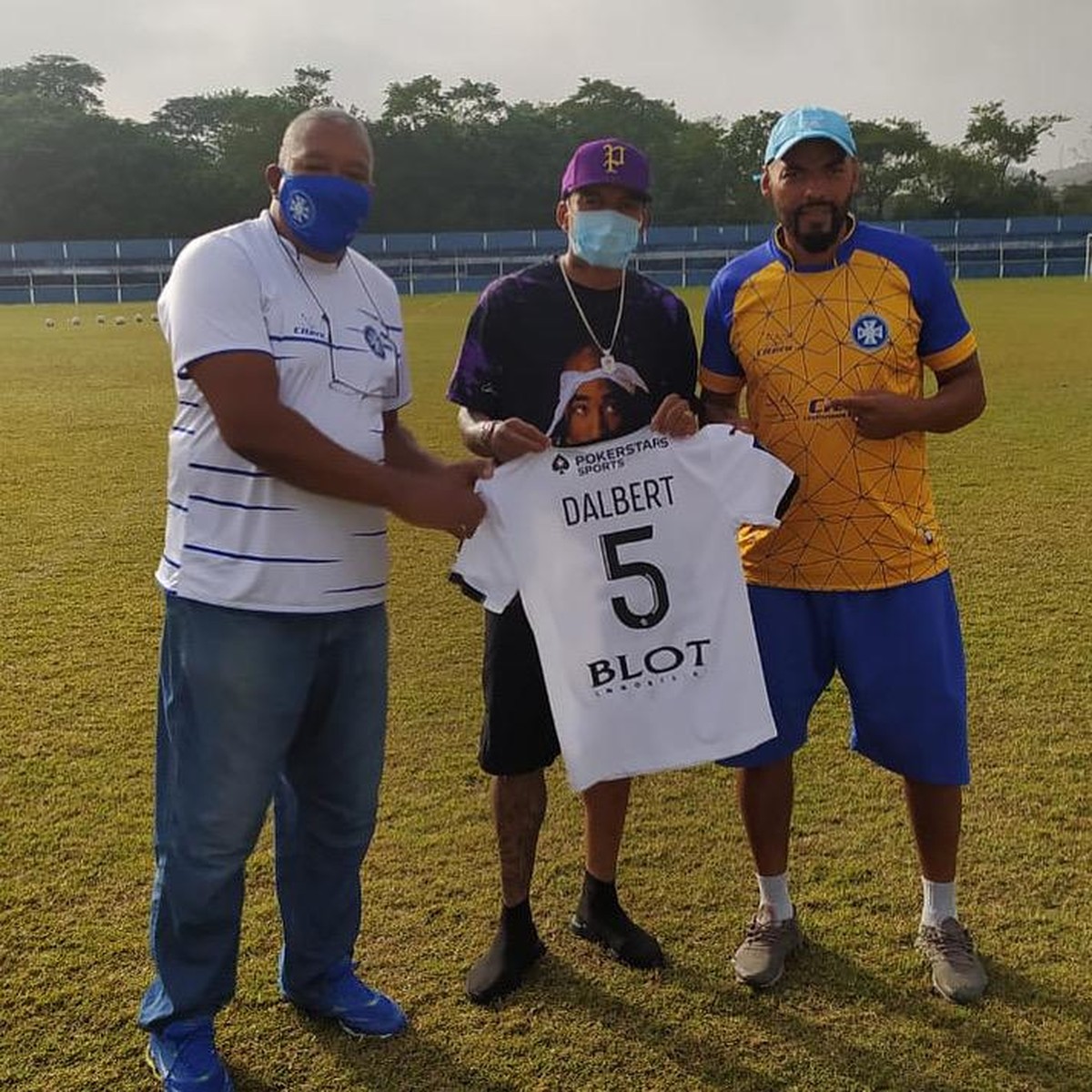 De férias, Dalbert volta às origens e visita time que o revelou no ...