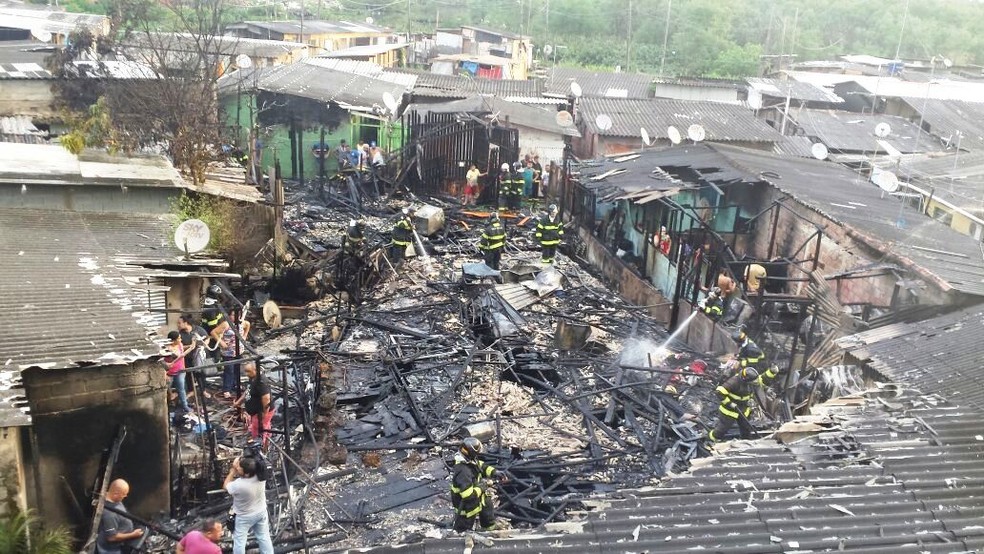 Incêndio atinge moradias em comunidade próxima ao Polo Industrial de ...