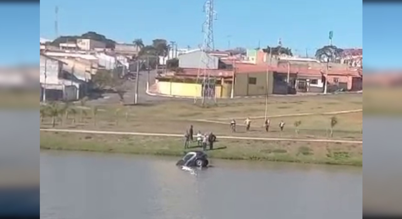 Carro desgovernado cai em lago e fica submerso no interior de SP; veja imagens – MRZ Notícias