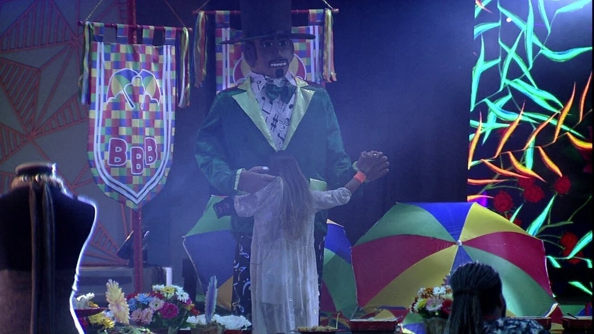 Carolina abraça boneco da decoração | casa bbb | gshow