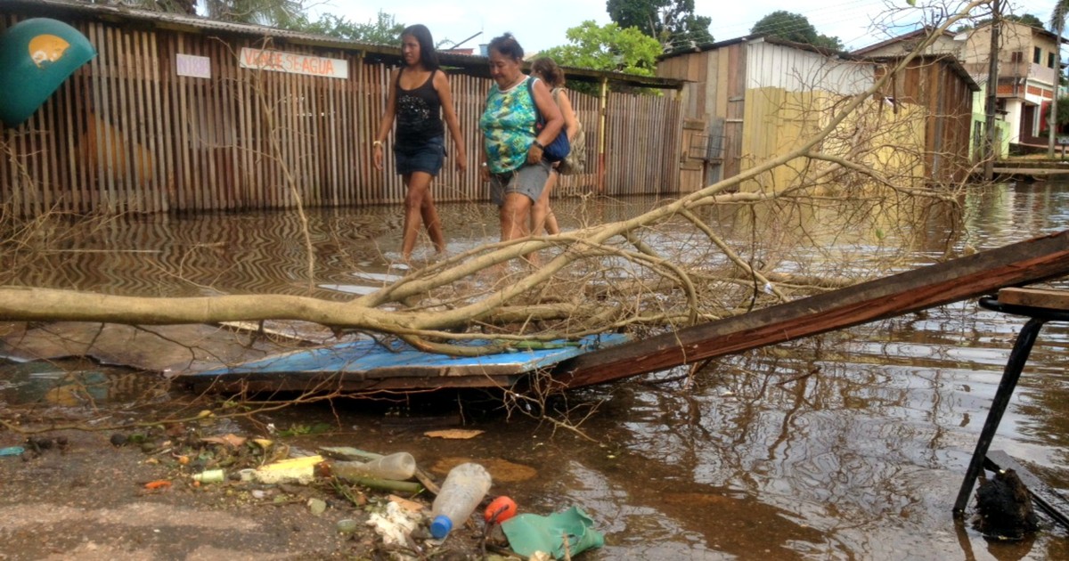 G1 - Cheia histórica do Madeira continua trazendo lixo para ruas de ...