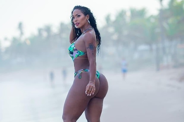 Rosiane Pinheiro celebra 200 mil seguidores com clique de biquíni ... Rosiane Pinheiro celebra 200 mil seguidores com clique de biquíni ...
