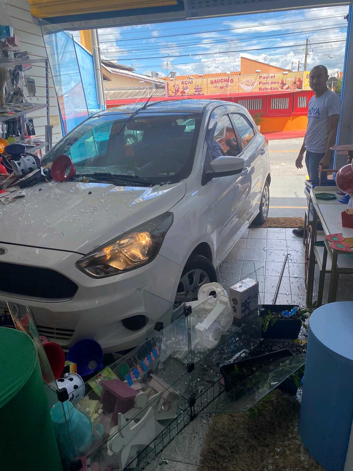 Carro desgovernado invade loja de artigos para festa em São José dos ...