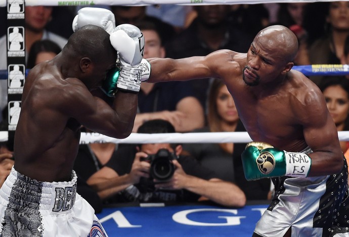 Mayweather derrota Berto, alcança Rocky Marciano e dá adeus invicto