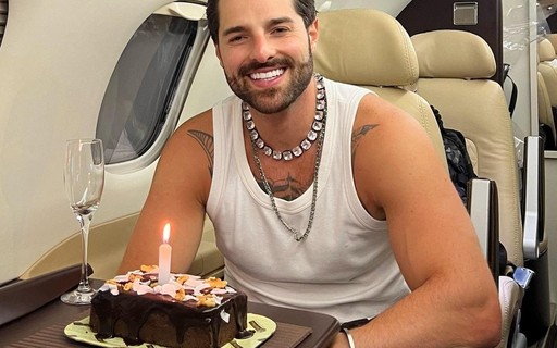 Alok comemora 31 anos com parabéns em jatinho - Vogue | celebridade