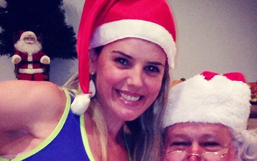 Mari Alexandre se joga no colo de Papai Noel e faz pedido - Quem | QUEM ...