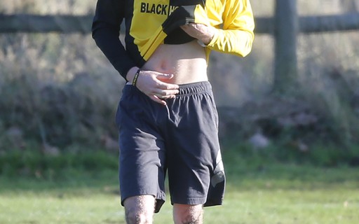 Barriguinha real! Príncipe Harry mostra abdômen chapado em jogo - Quem ...