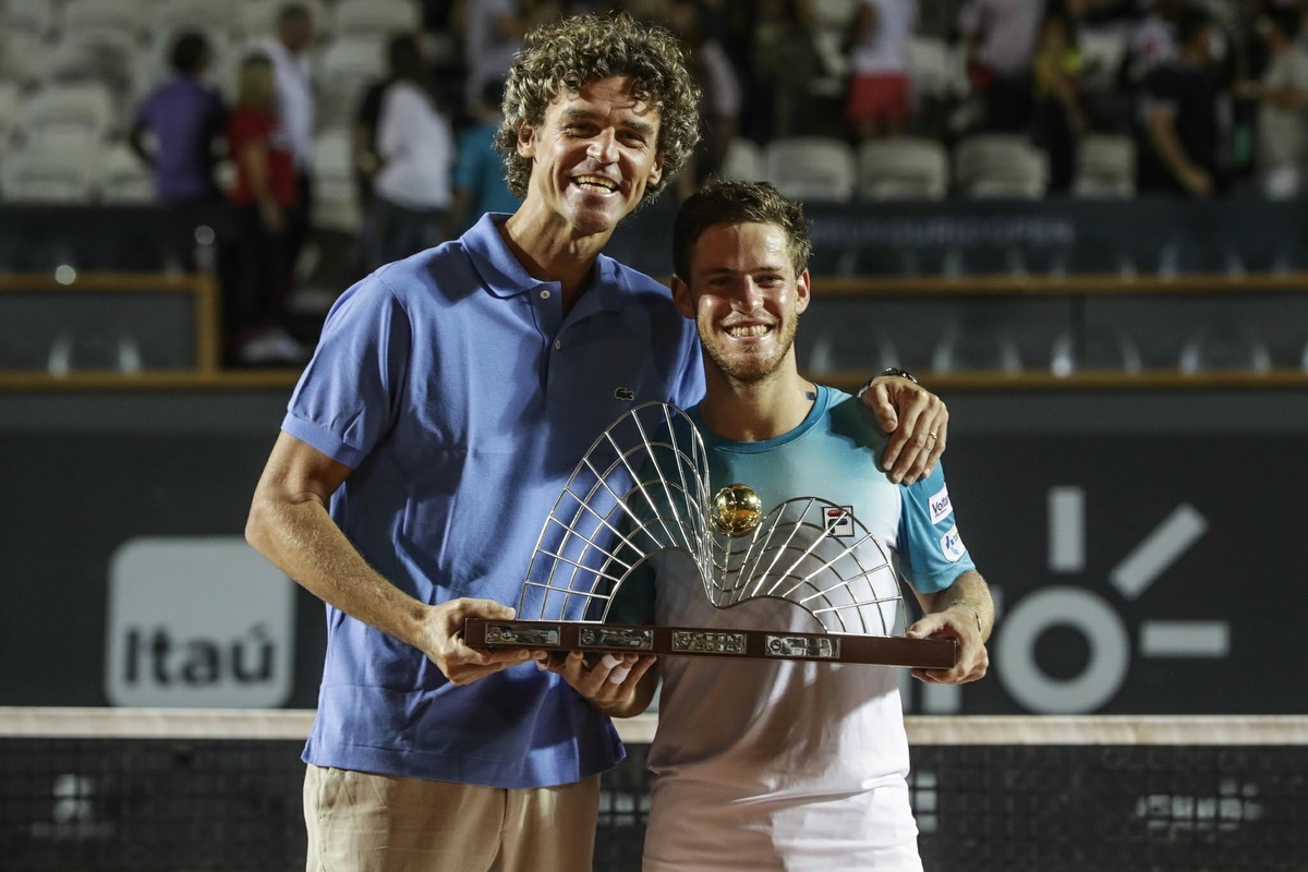 Campeão no Rio, Schwartzman se emociona de ter recebido troféu de Guga ...