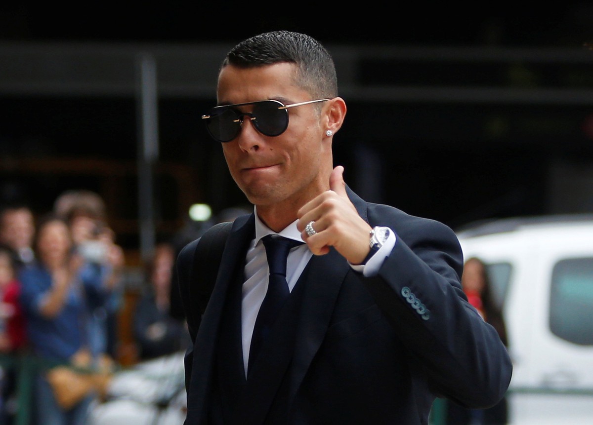 CR7 embarca para Rússia com a seleção portuguesa e faz alegria de ...