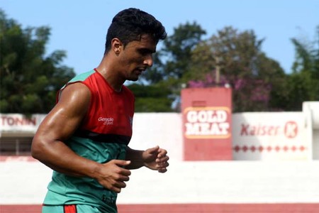 Ex-Liverpool e Botafogo-SP, atacante Vitor Flora fecha com Monte Azul