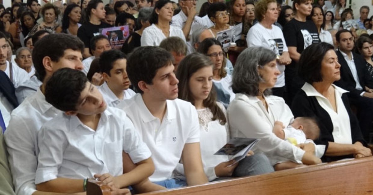 G1 - Igreja de Casa Forte lota para missa em memória de Eduardo Campos ...