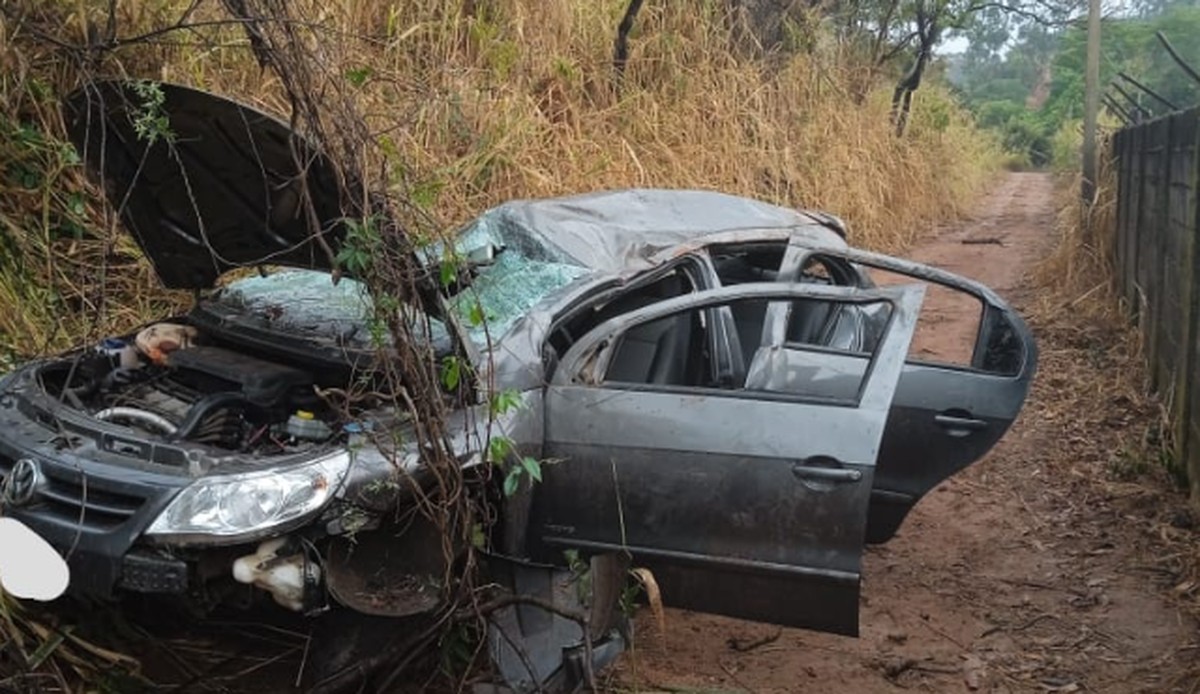 Carro capota e motorista é salva com vida em Oliveira | Centro-Oeste | G1