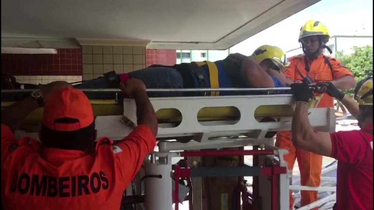 Bombeiros do DF usam caminhão e escada para subir paciente até ...