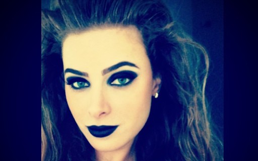 Buuu! Rayanne Morais entra no clima de Halloween e posa à la Mortícia ...