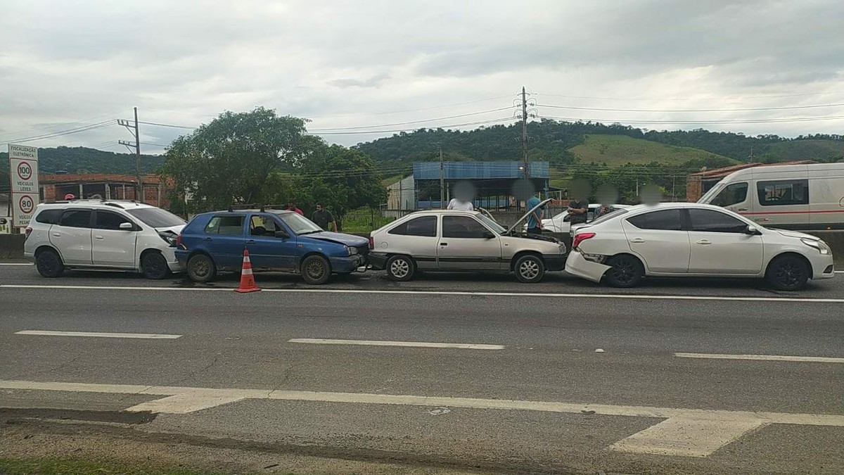 Engavetamento envolvendo cinco carros deixa duas pessoas feridas na Via Dutra, em Barra Mansa ...