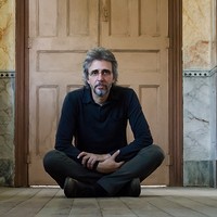 Ramil exercita a liberdade de ver o mundo pelo campo de 'Satolep Fields ...